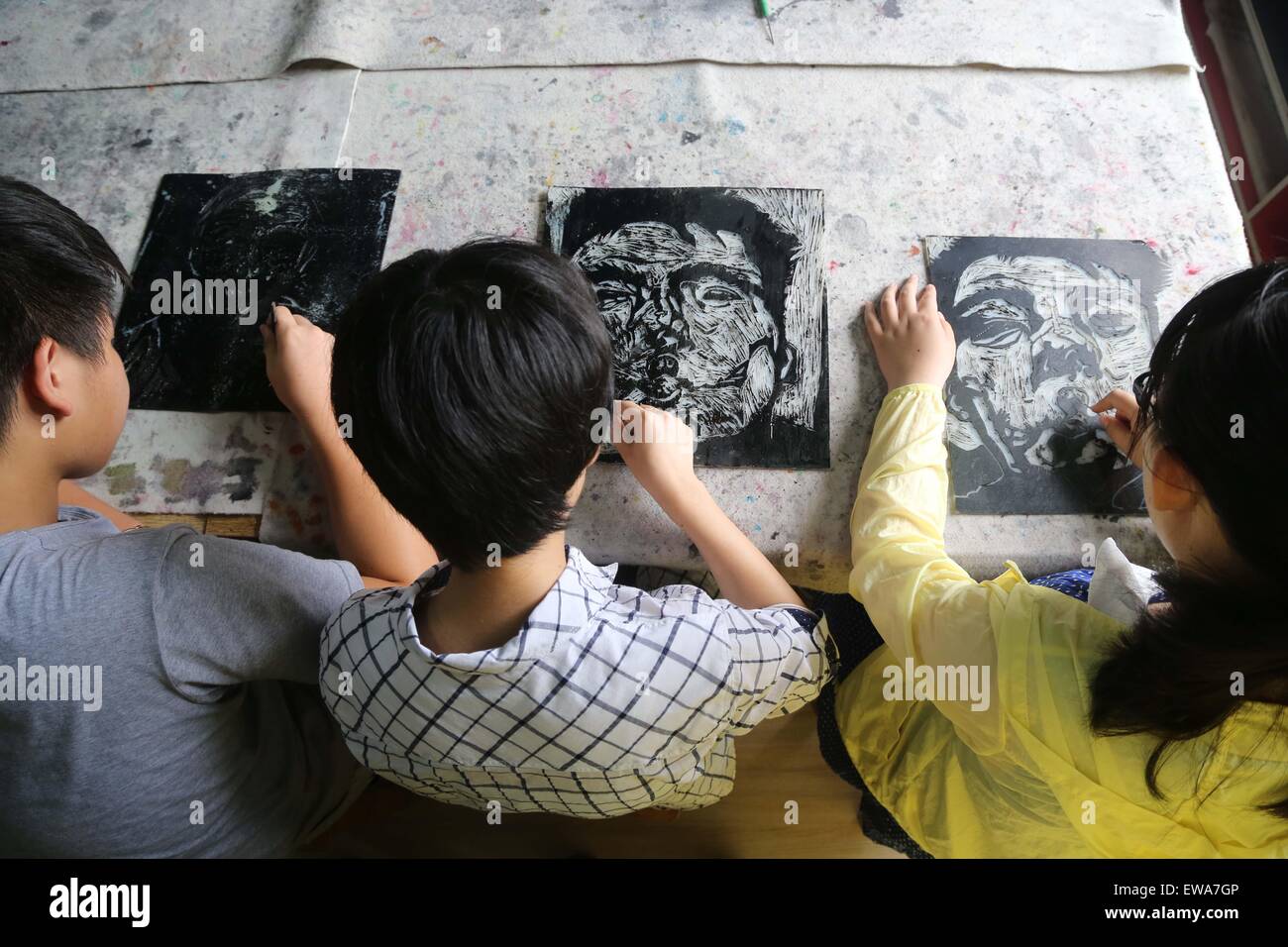 Xiangyang, China's Hubei Province. 21st June, 2015. Students draw ...