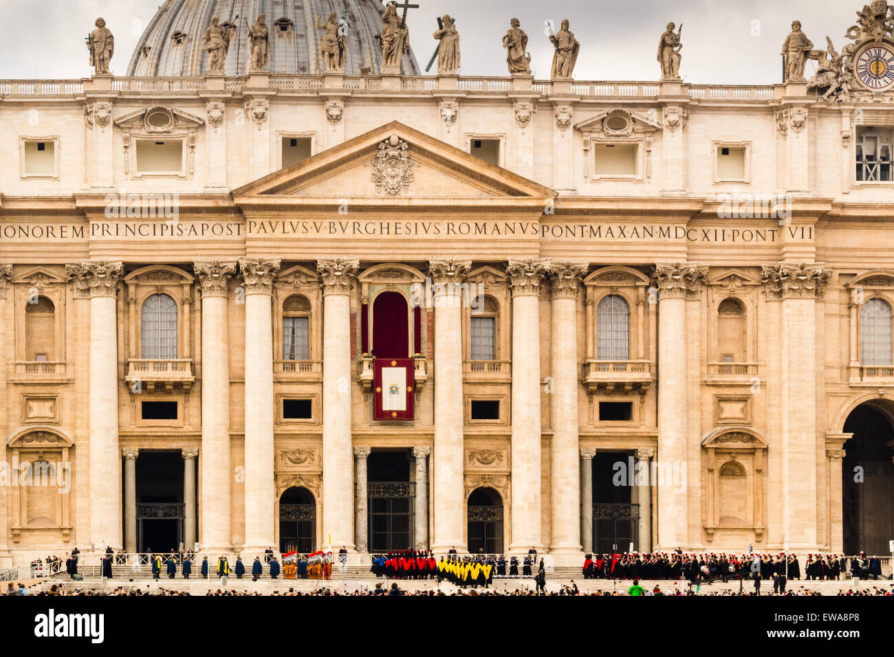 Saint Peter, Basilica in Vatican City: dome and facade Stock Photo - Alamy