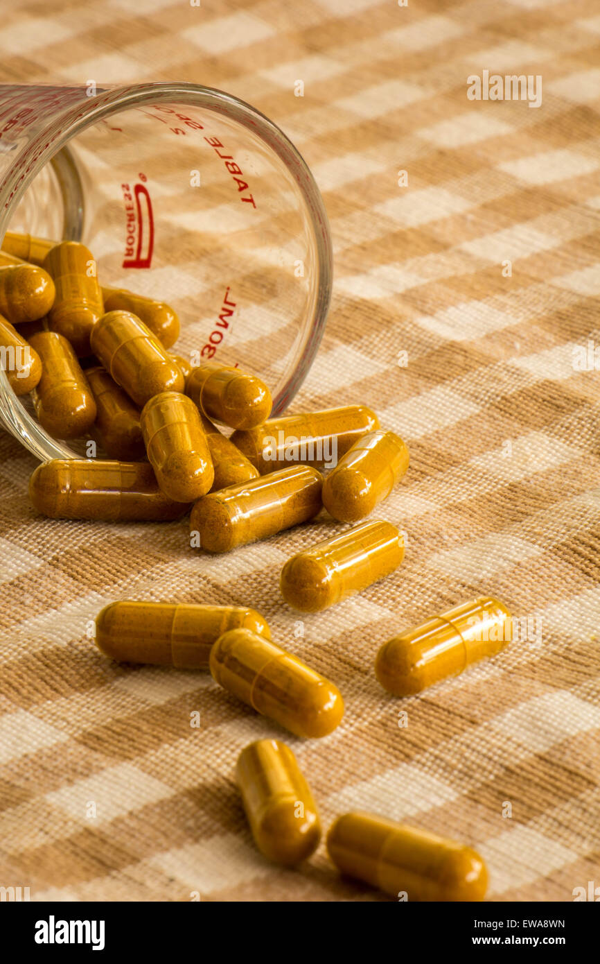 Glass measuring cup, medicine, capsule, cotton, glass, texture ...