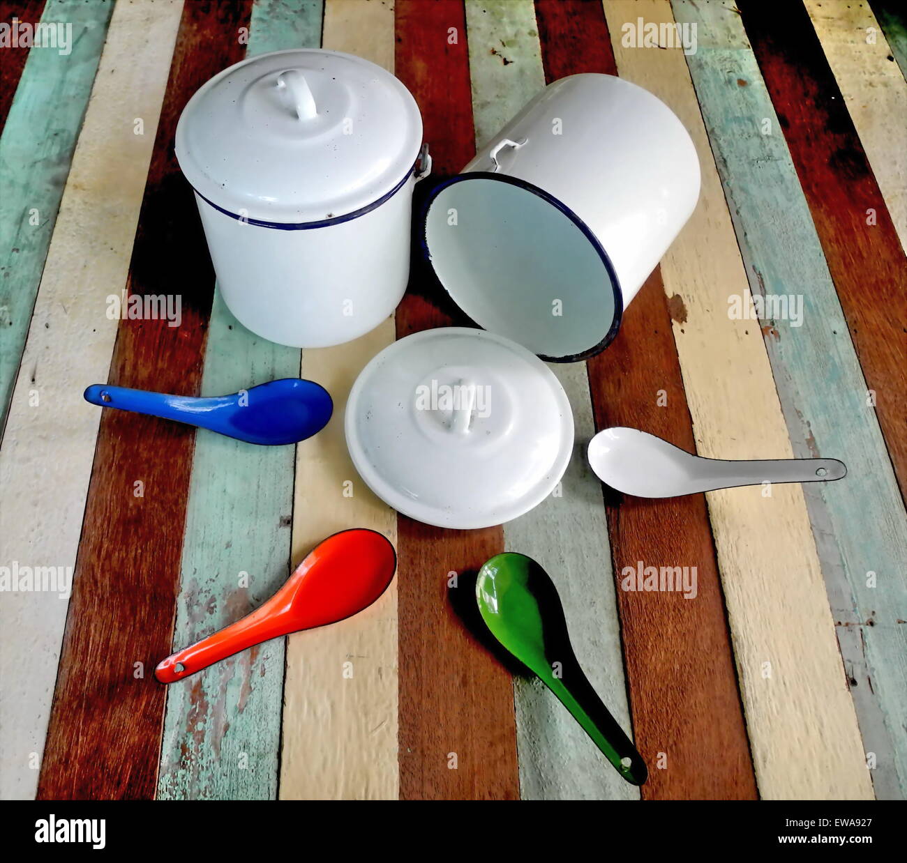 Vintage enamelware hi-res stock photography and images - Alamy