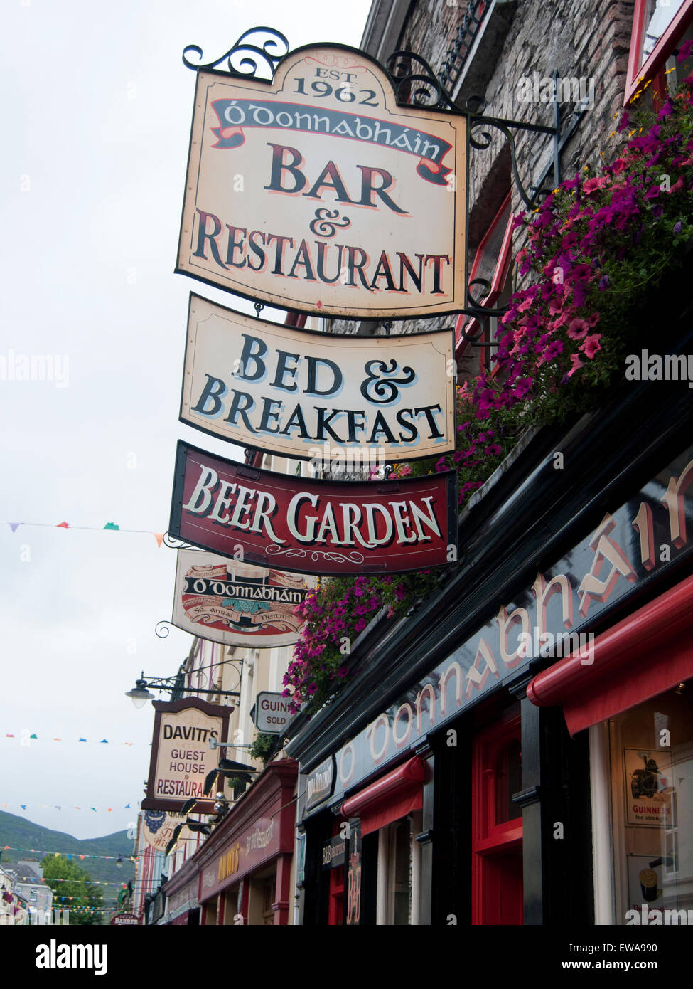 Guinness beer ad hi-res stock photography and images - Alamy