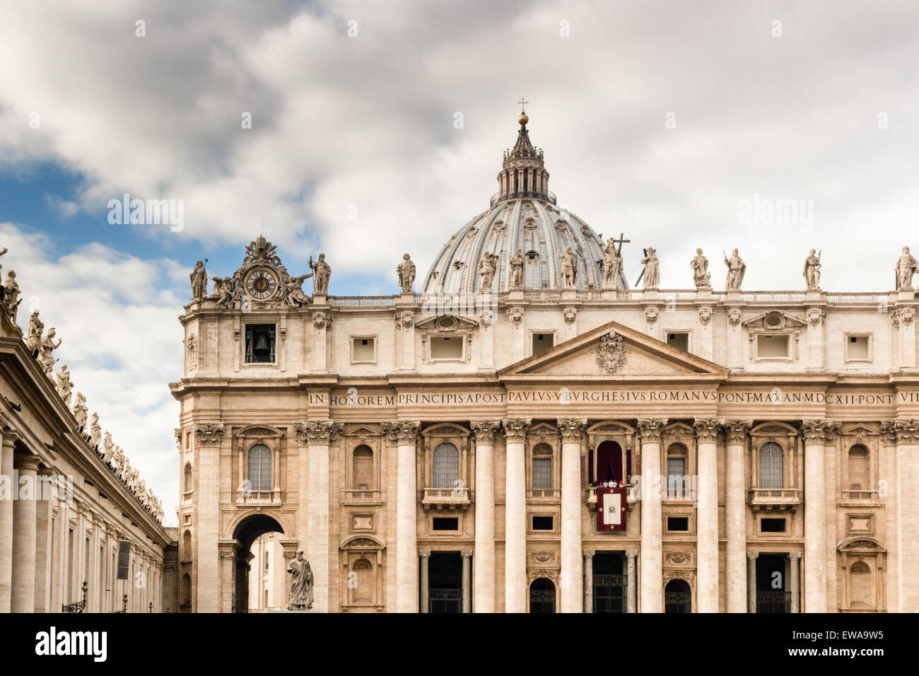 Saint Peter, Basilica in Vatican City: dome and facade Stock Photo - Alamy