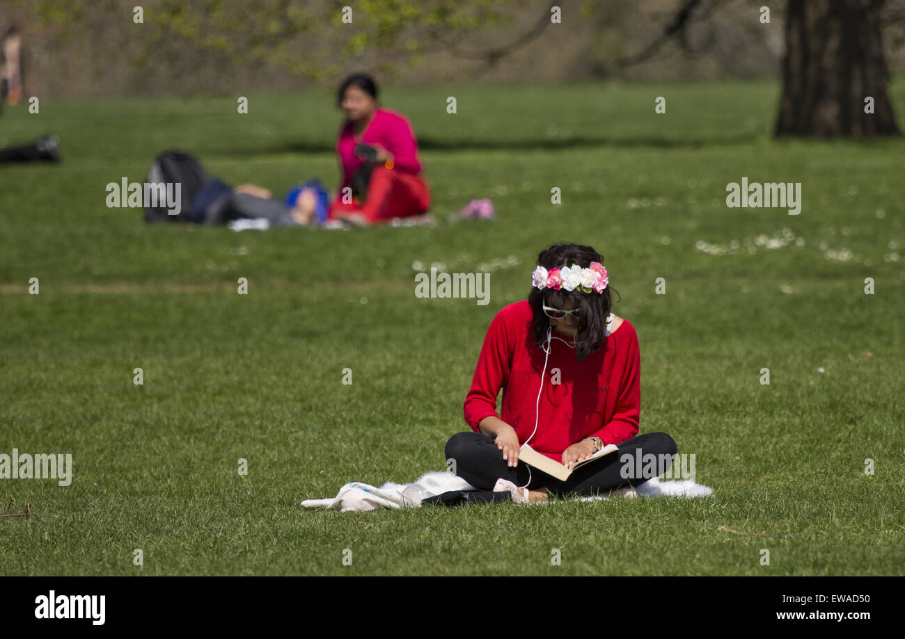 People enjoying the hot sunny weather in Green Park Featuring ...