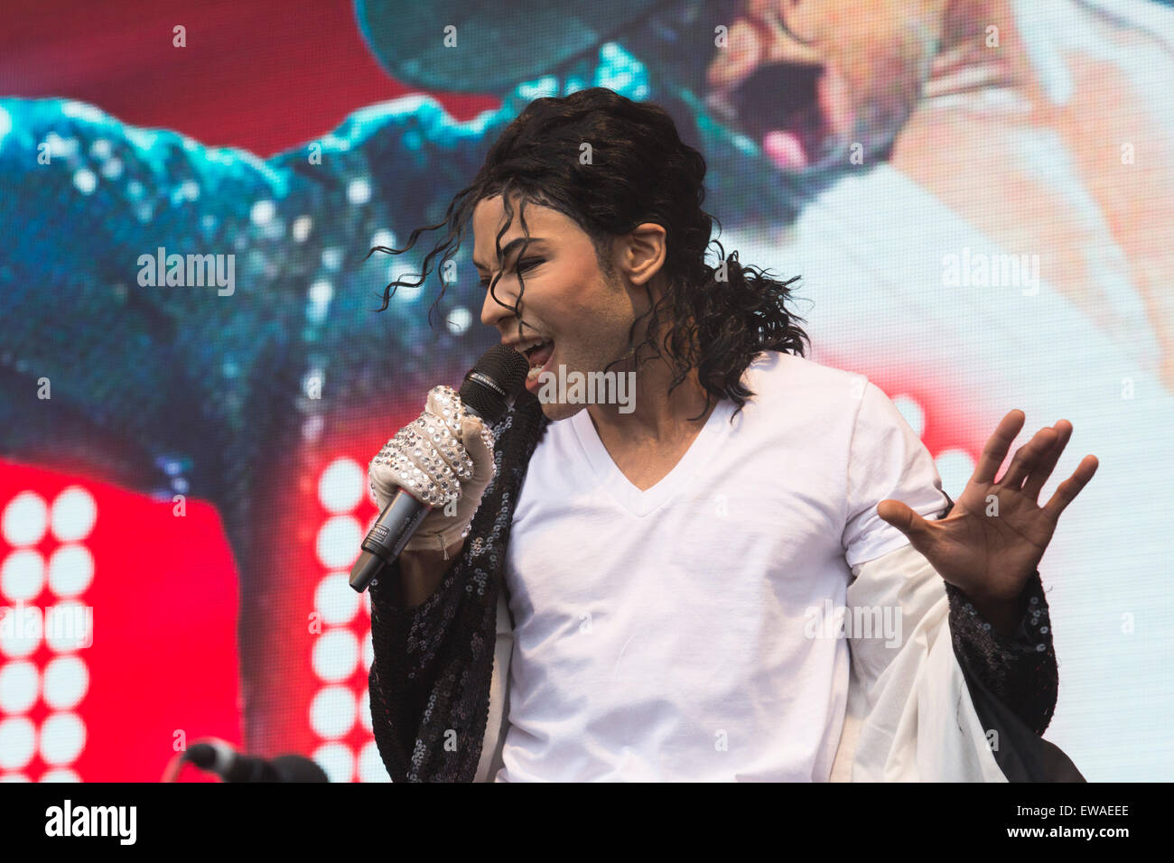 London, UK. 21 June 2015. Stars from the hit Michael Jackson-musical ...