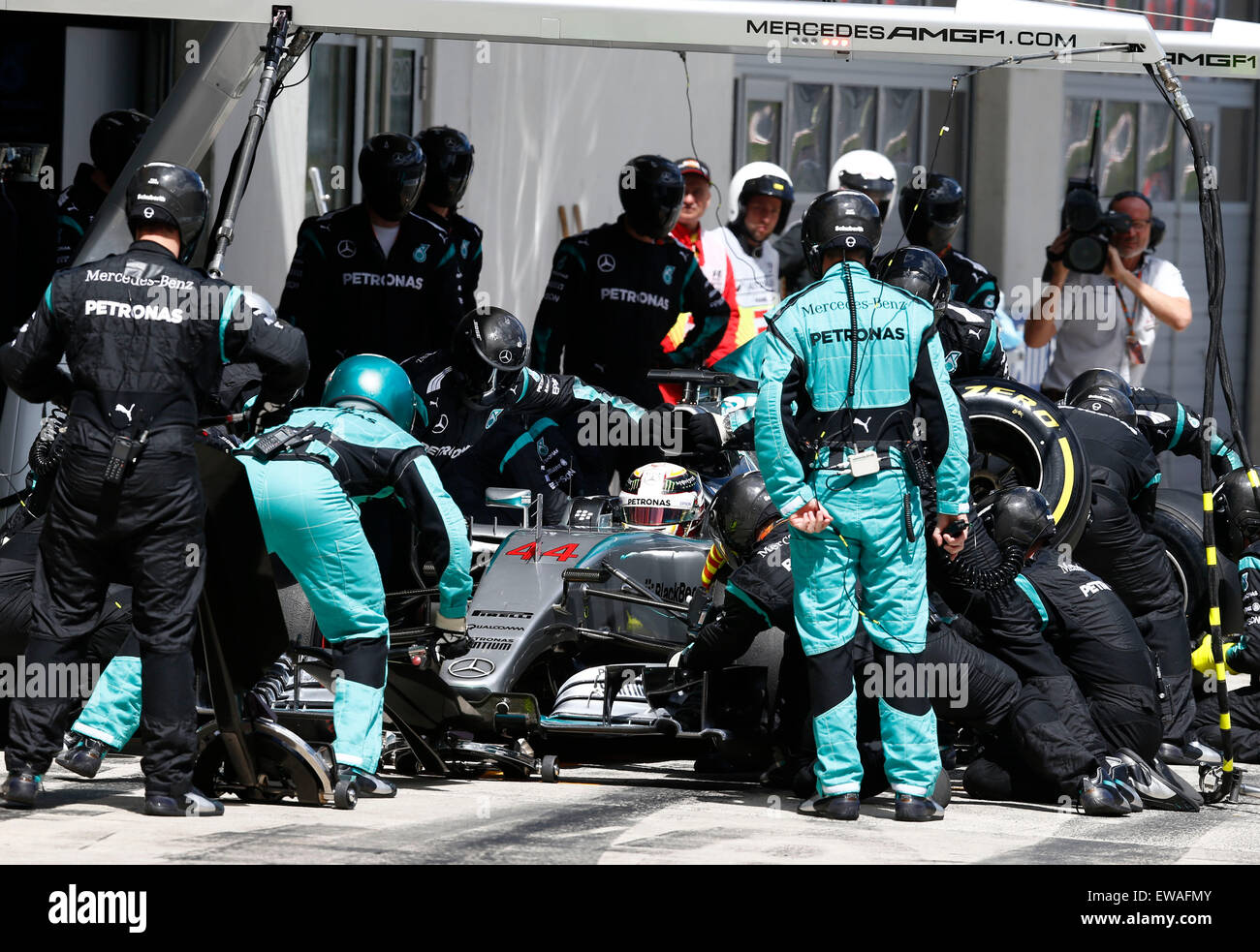 Mercedes pit crew lewis hamilton hi-res stock photography and images ...