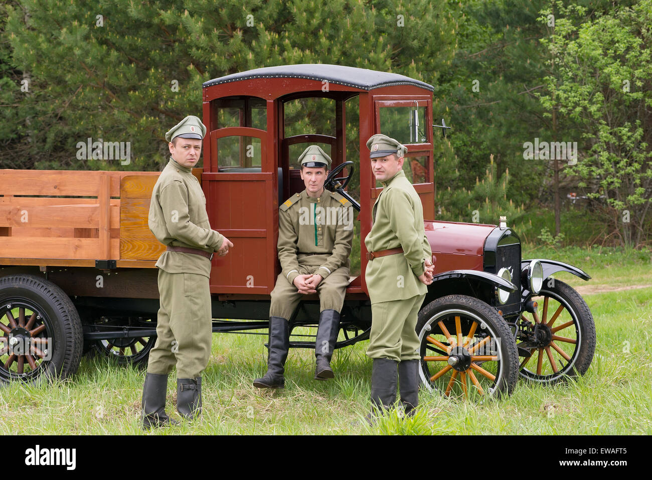 Soldiers and car Stock Photo - Alamy