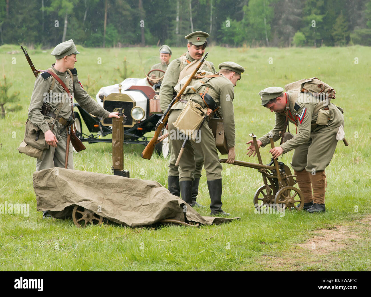 Soldiers maxim gun hi-res stock photography and images - Alamy
