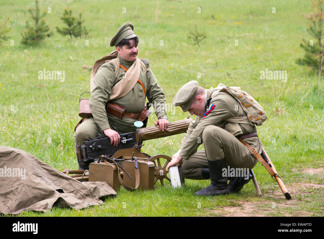 Soldiers and Maxim machine gun Stock Photo - Alamy