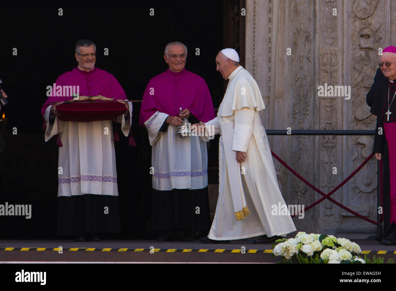 Pope francis enters in hi-res stock photography and images - Alamy