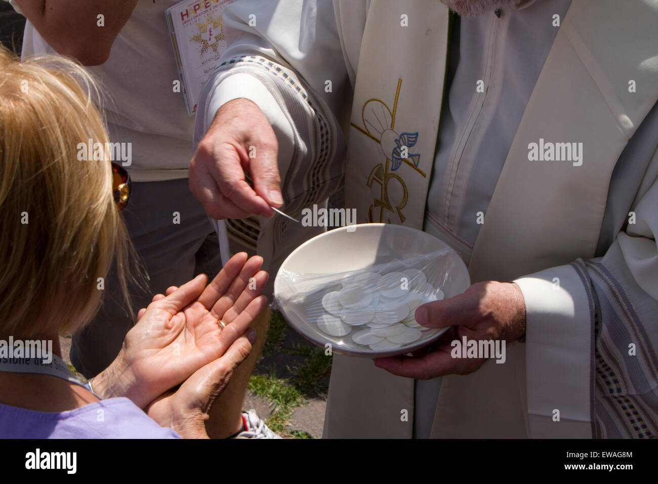Catholic communion priest hi-res stock photography and images - Alamy