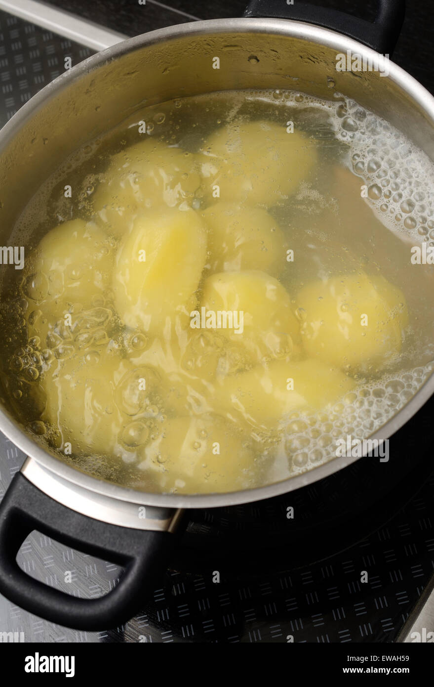 Potatoes boiled in boiling water hi-res stock photography and images ...