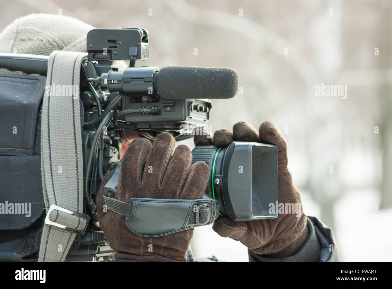 Cameraman reporter crew hi-res stock photography and images - Alamy