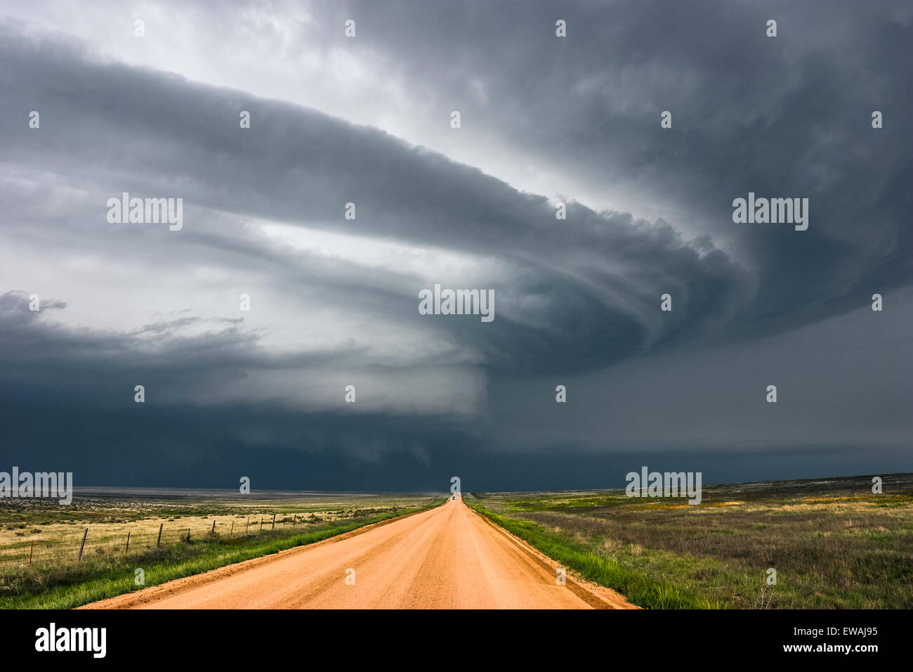 Supercell storm moves eastern colorado hi-res stock photography and ...