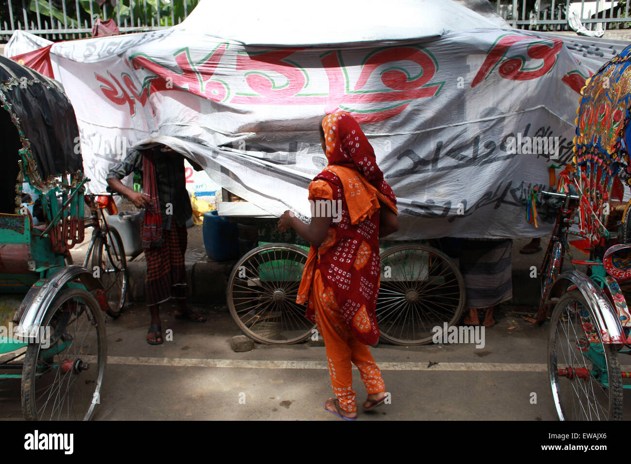 DHAKA, BANGLADESH 21st June :Rickshaw puller and day labor eating food ...