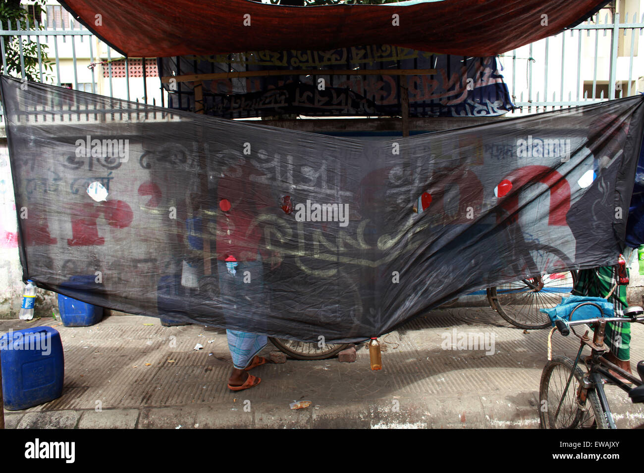 DHAKA, BANGLADESH 21st June :Rickshaw puller and day labor eating food ...