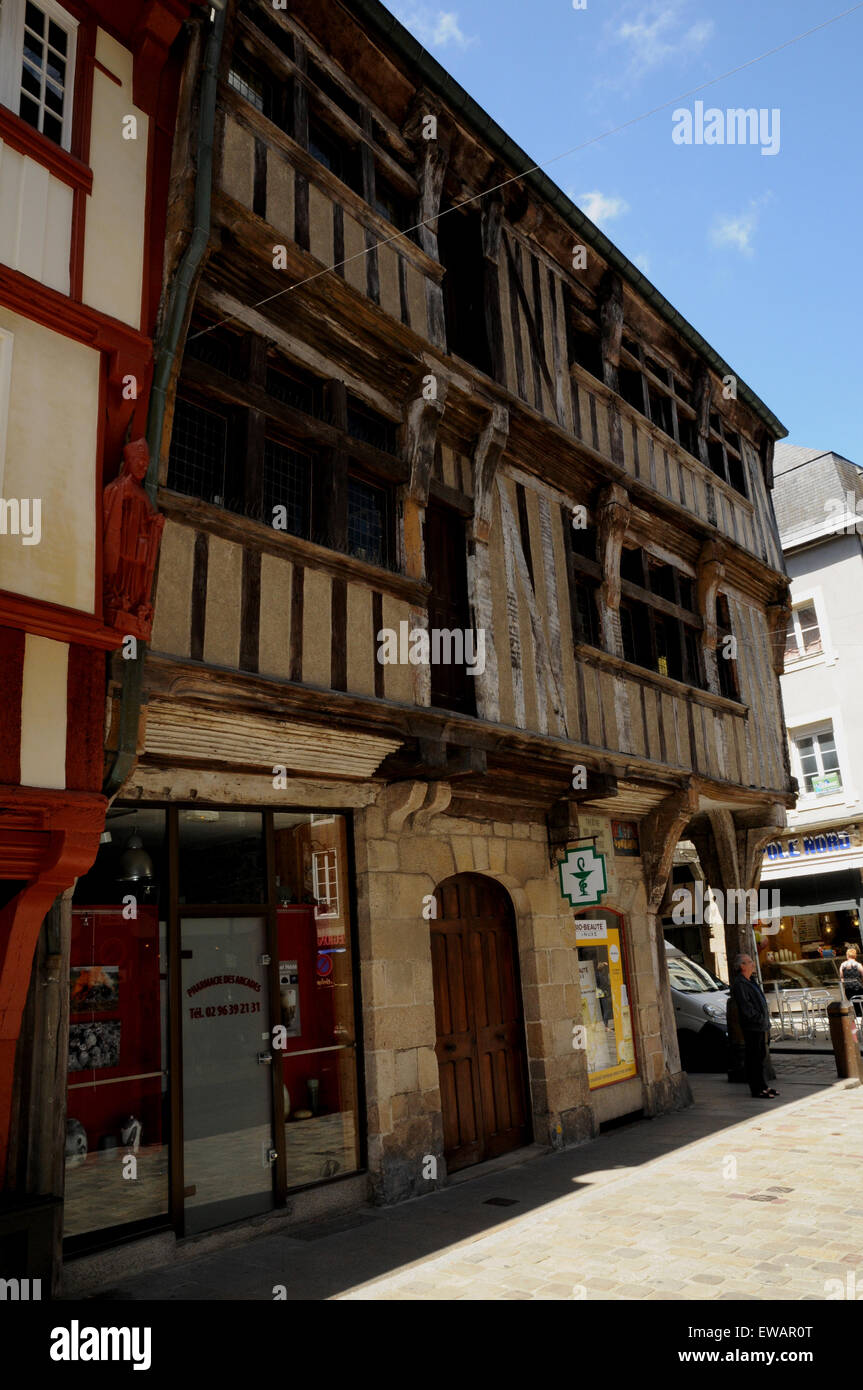 Timber medieval building hi-res stock photography and images - Alamy