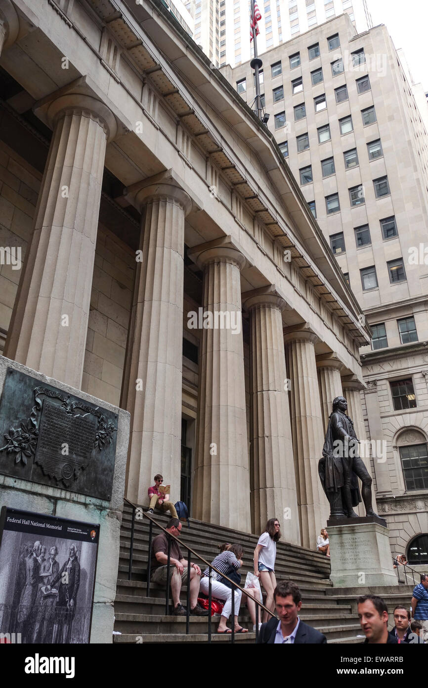 George washington statue at federal hall hi-res stock photography and ...