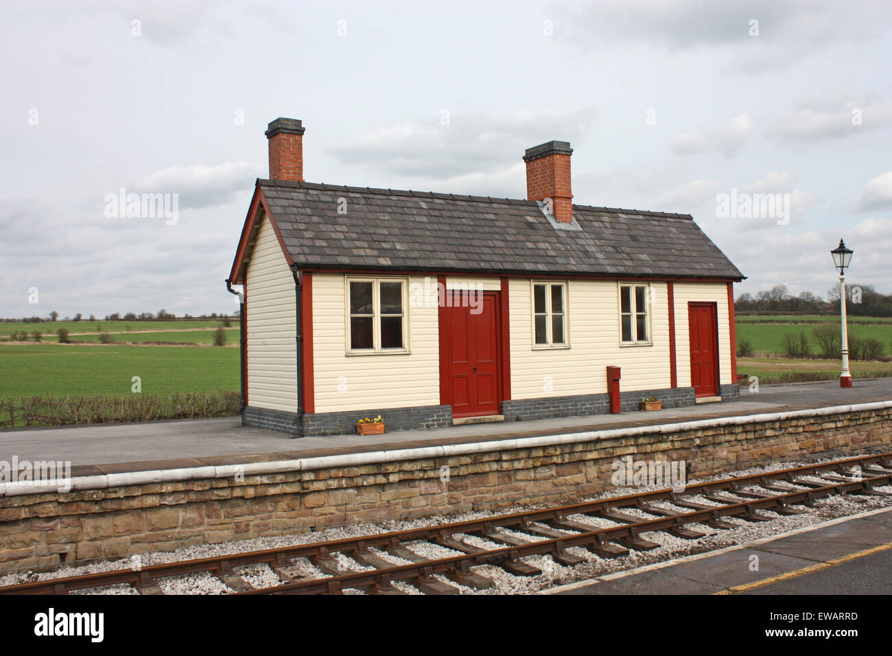 A Traditional British Railway Station Platform Building Stock Photo - Alamy