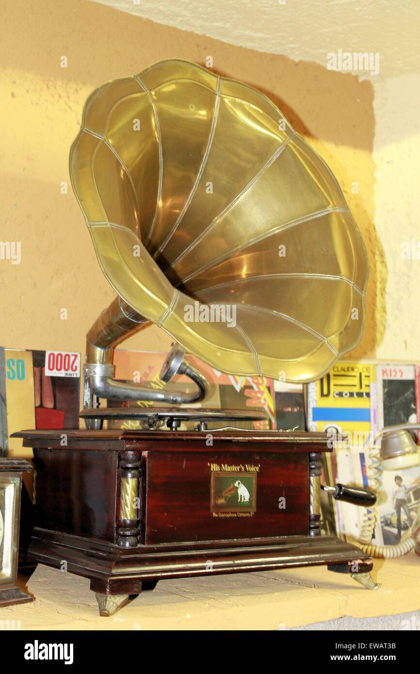 Antique gramophone phonograph megaphone hi-res stock photography and ...