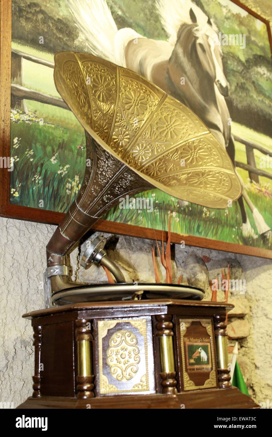 Antique gramophone phonograph megaphone hi-res stock photography and ...