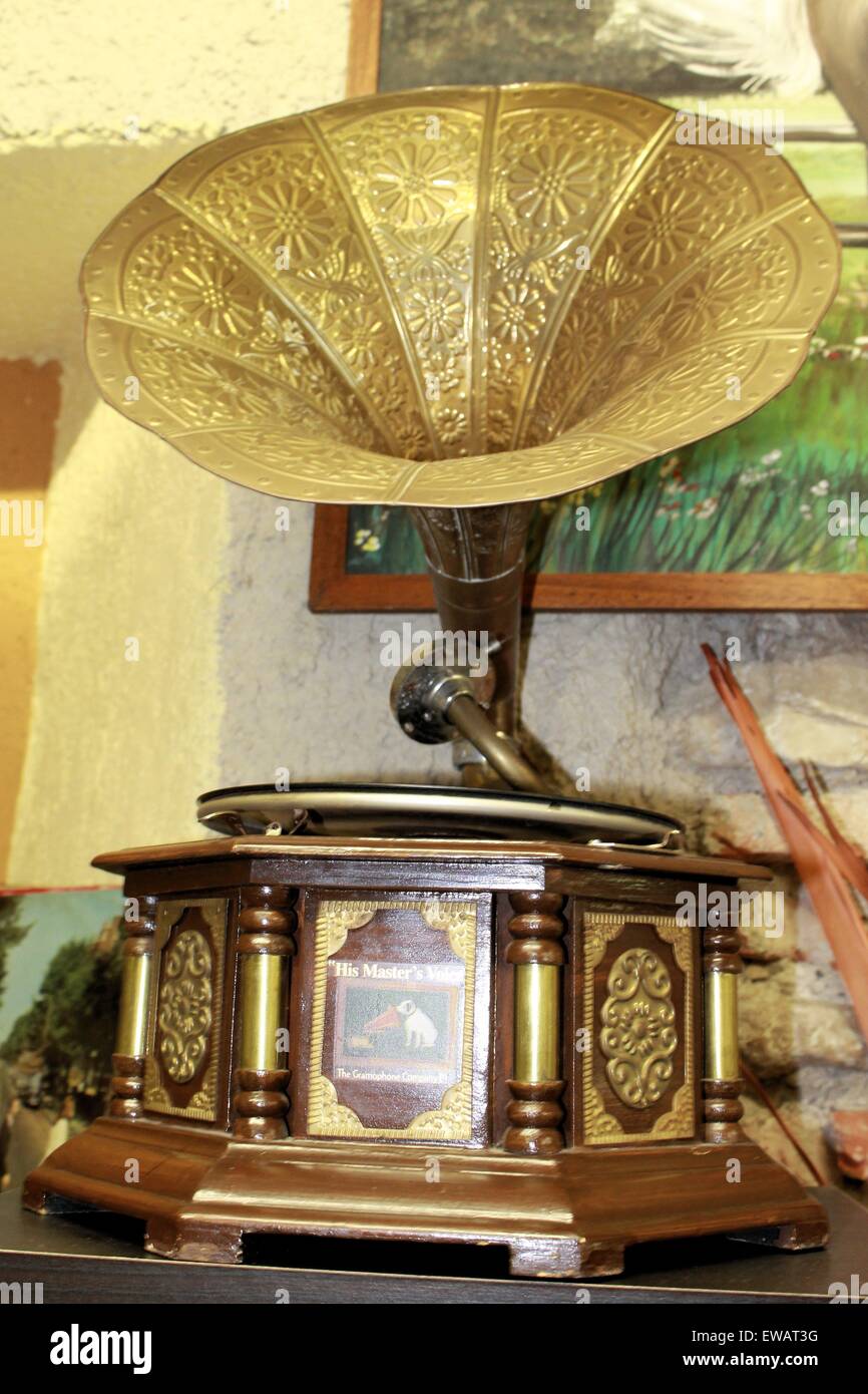 Ancient gramophone hi-res stock photography and images - Alamy