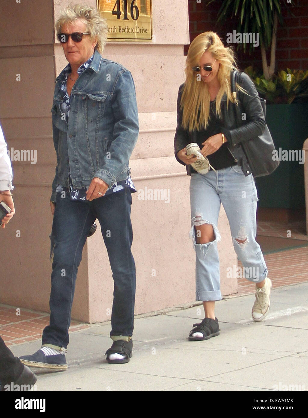 Rod Stewart carrying a bottle of wine leaves a doctors office in ...