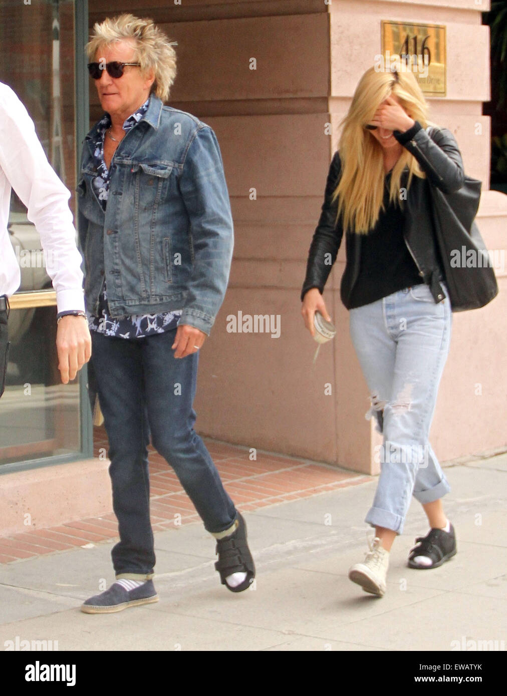 Rod Stewart carrying a bottle of wine leaves a doctors office in ...