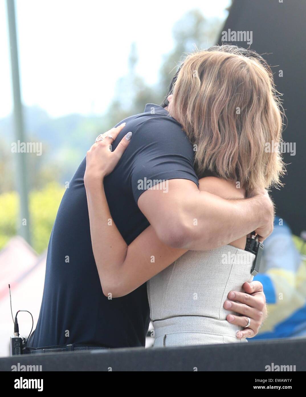 Sarah Hyland appears on 'Extra' Featuring: Sarah Hyland, Mario Lopez ...