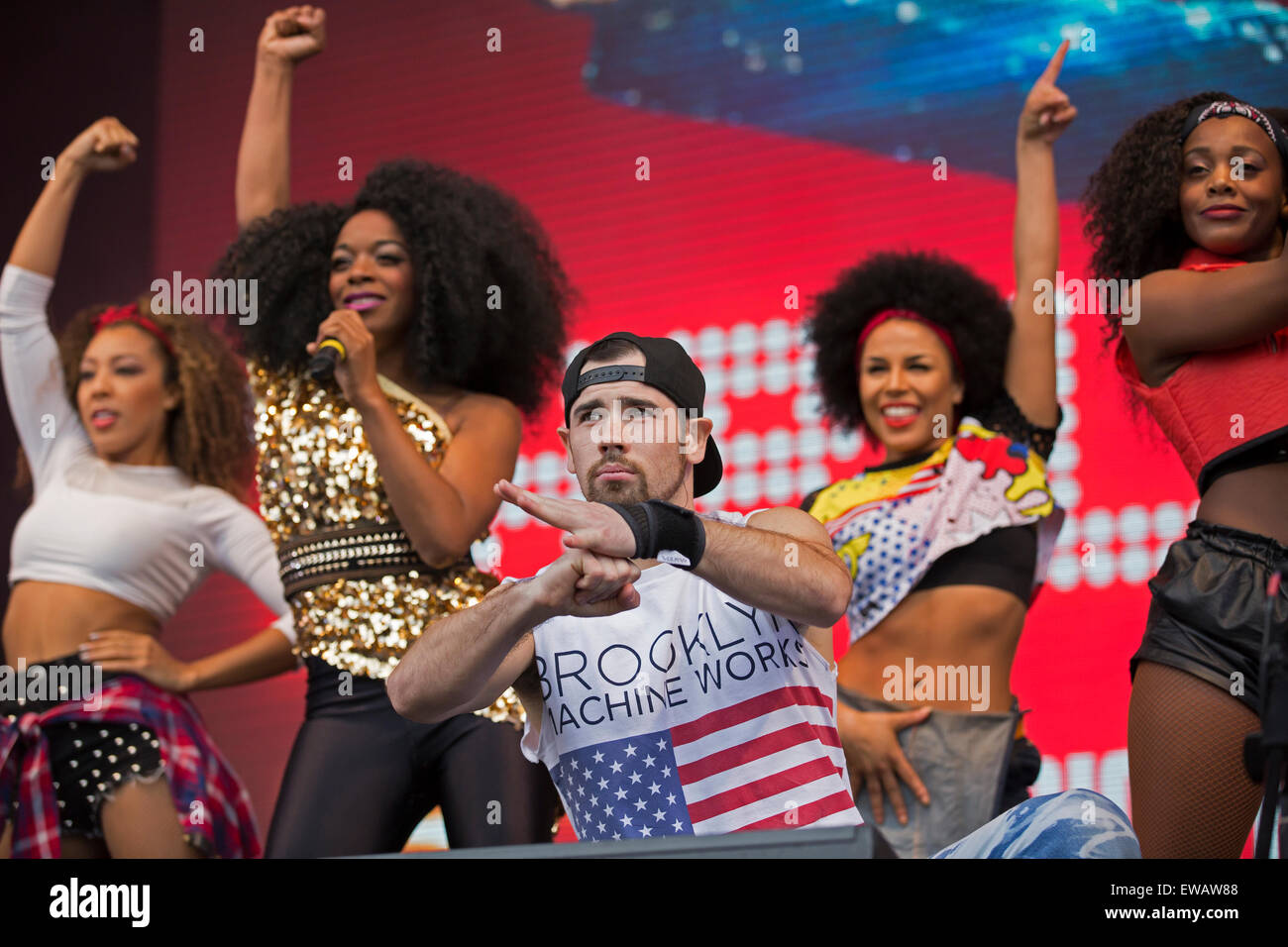 The cast of stomp hi-res stock photography and images - Alamy