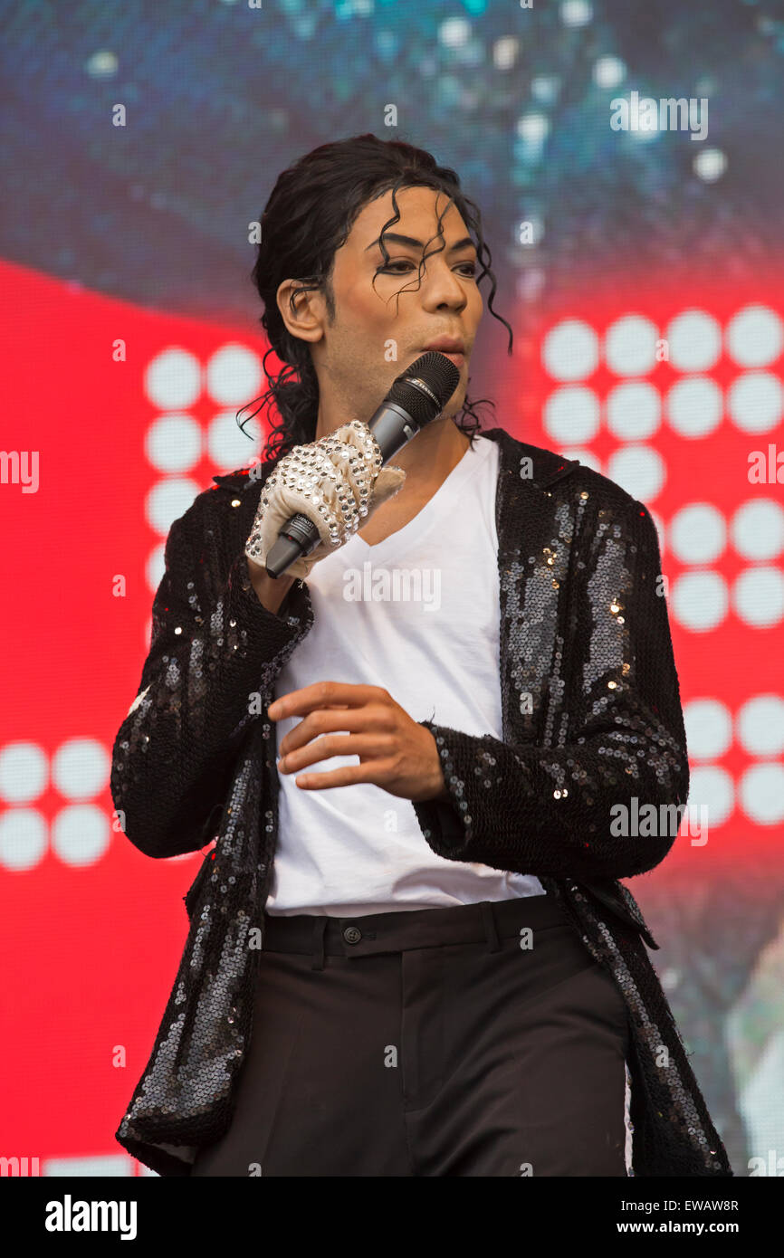London, UK. 21st June, 2015. Cast from Thriller perform at West End ...
