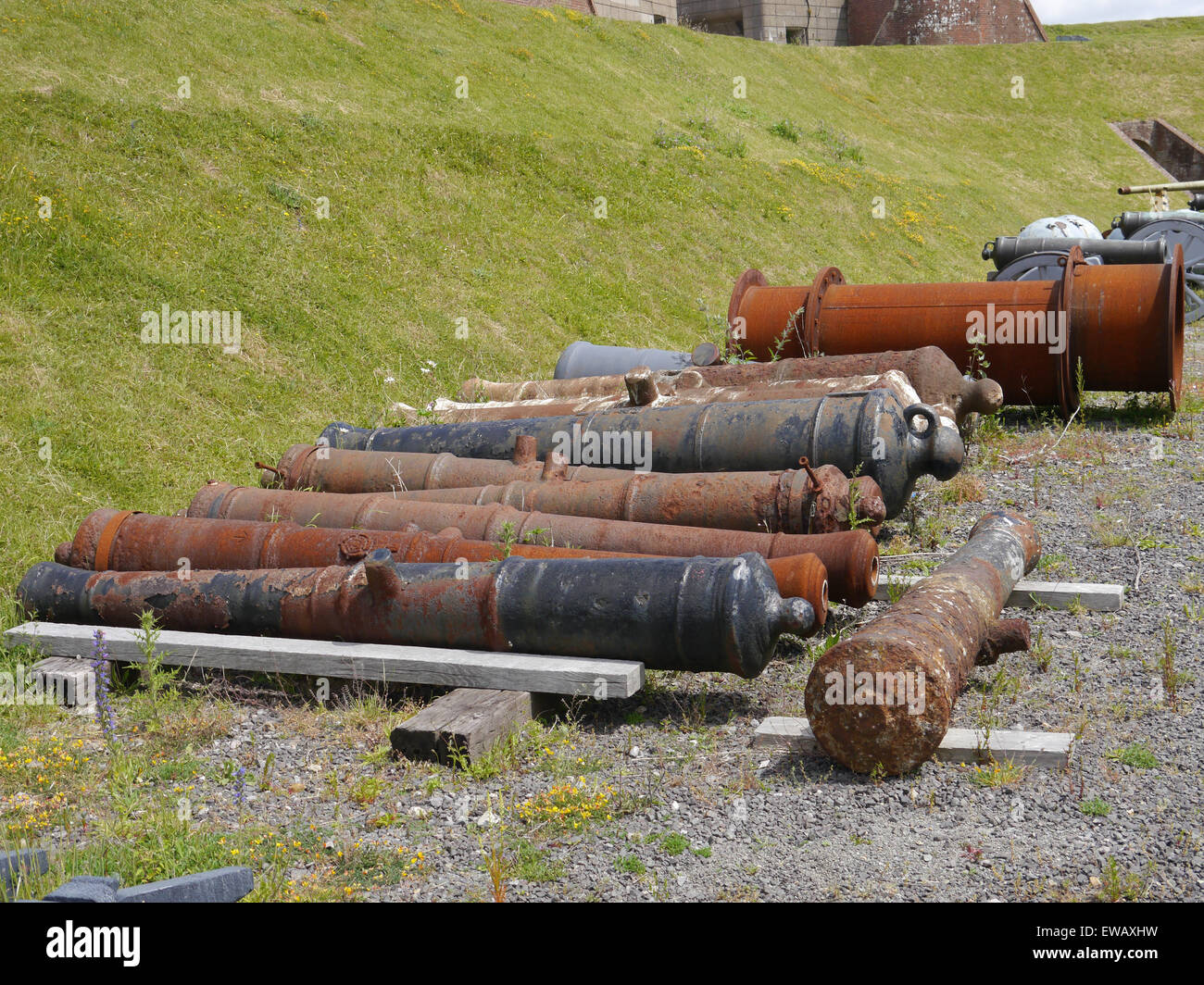 Large rusty cannon hi-res stock photography and images - Alamy