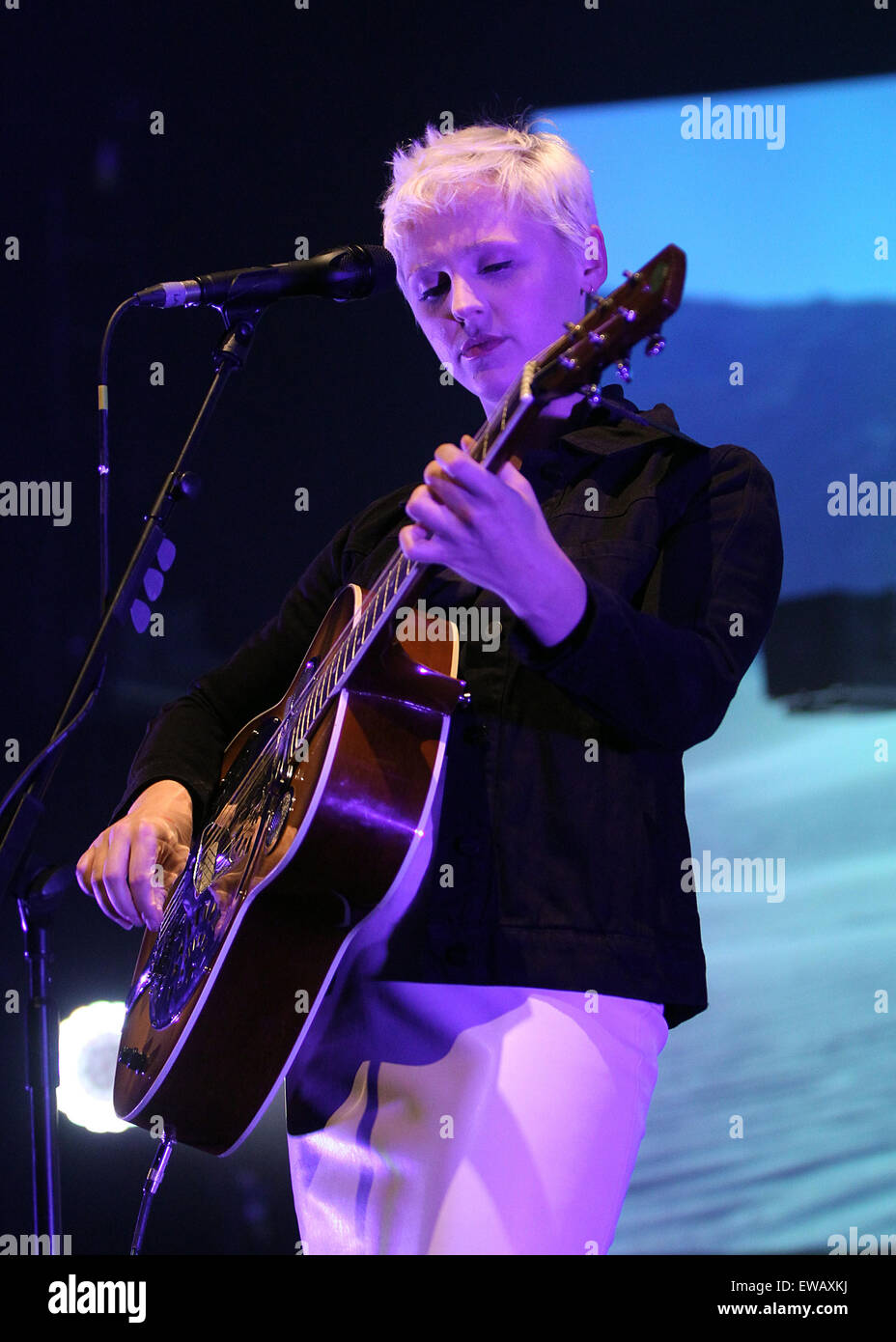Singer/Songwriter Laura Marling performing live on stage at the Queen ...