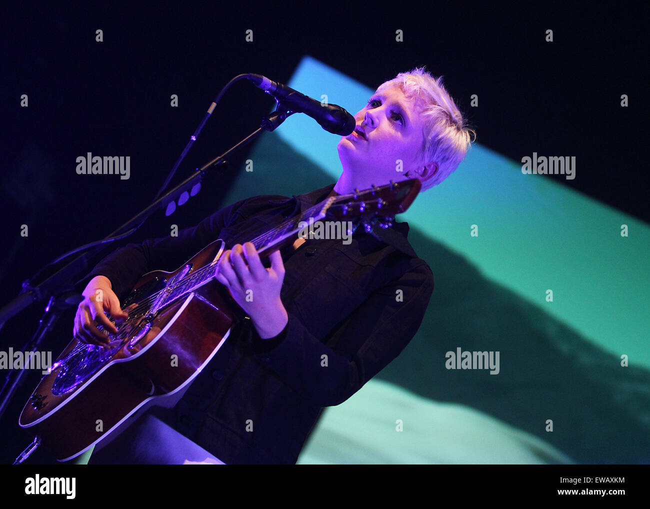 Singer/Songwriter Laura Marling performing live on stage at the Queen ...