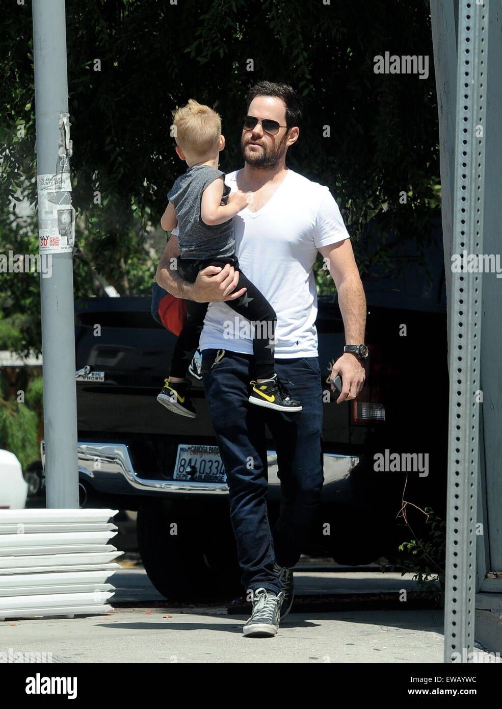 Mike Comrie pays a visit to ex wife Hilary Duff on the set of her new ...