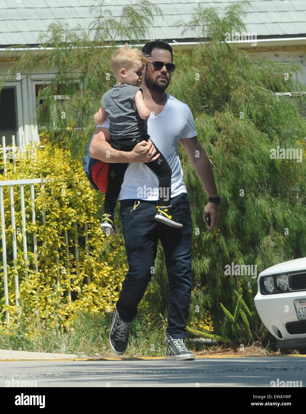 Mike Comrie pays a visit to ex wife Hilary Duff on the set of her new ...