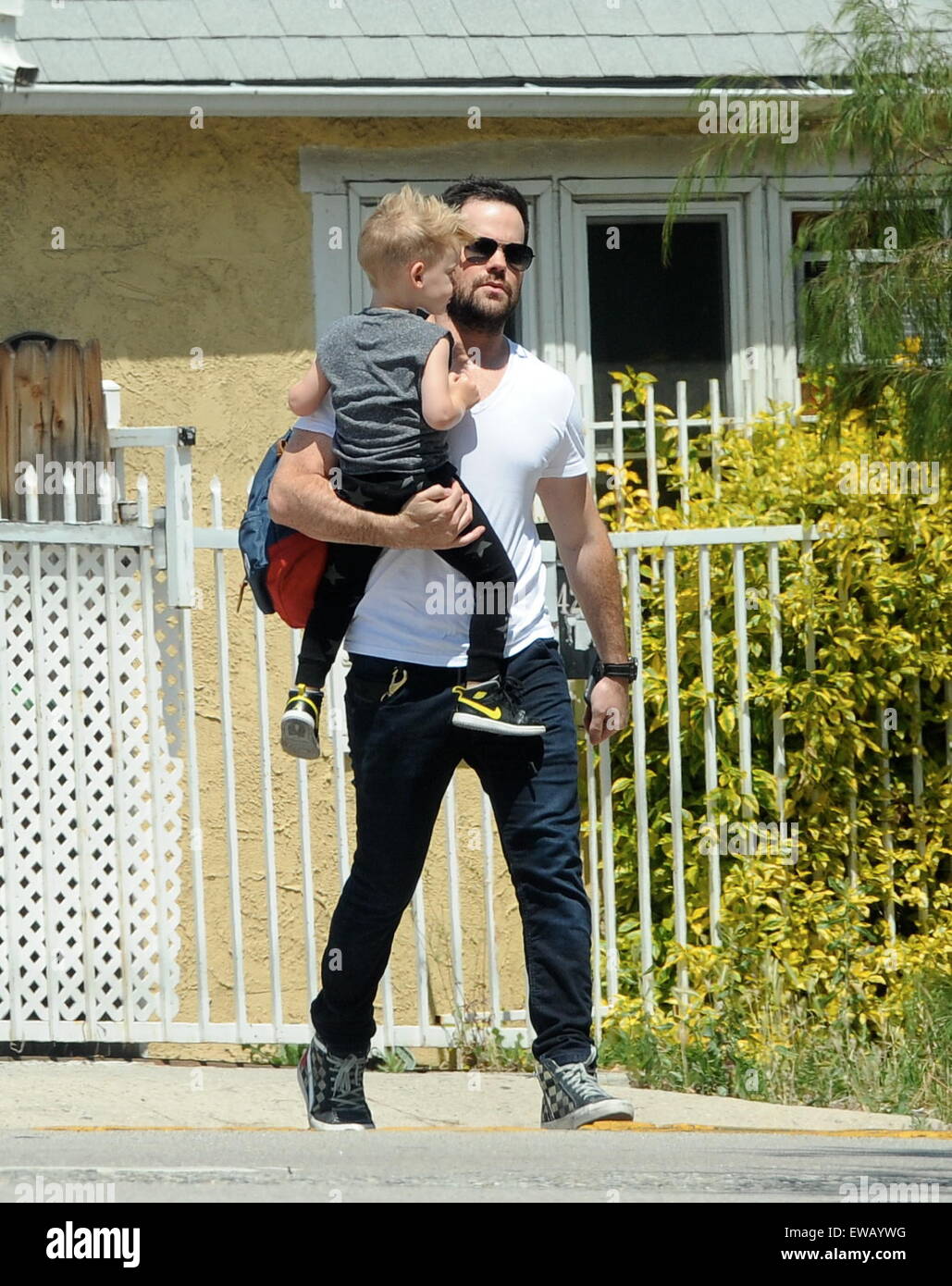 Mike Comrie pays a visit to ex wife Hilary Duff on the set of her new ...