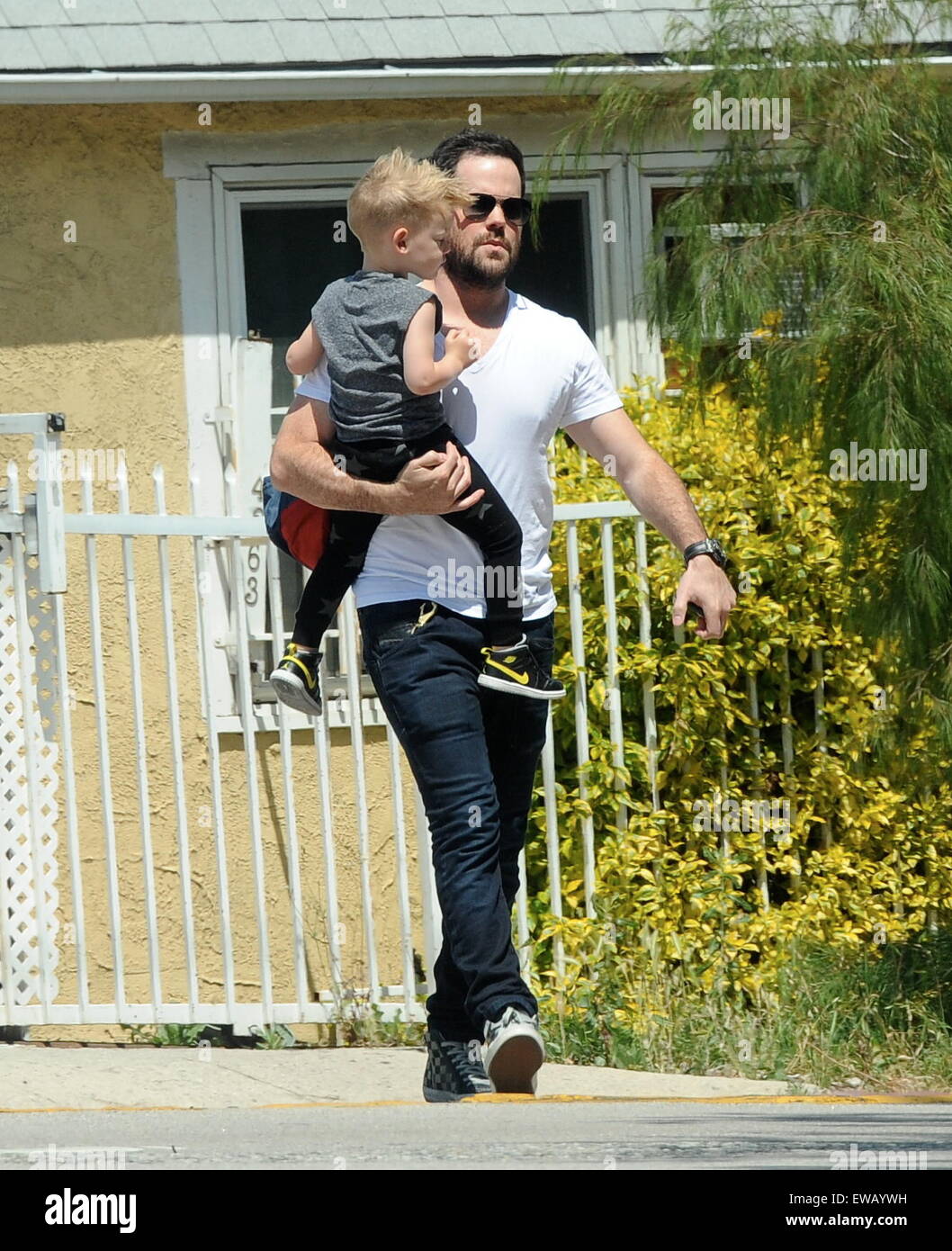 Mike Comrie pays a visit to ex wife Hilary Duff on the set of her new ...