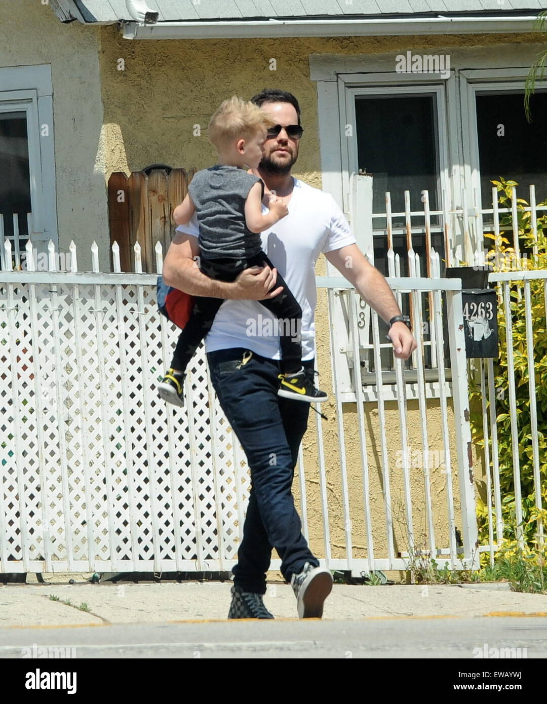 Mike Comrie pays a visit to ex wife Hilary Duff on the set of her new ...