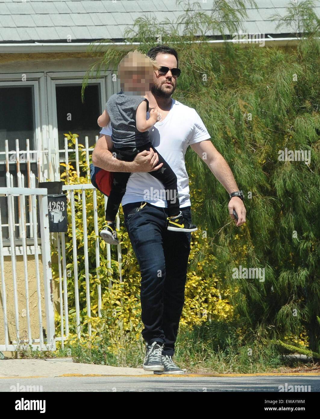 Mike Comrie pays a visit to ex wife Hilary Duff on the set of her new ...