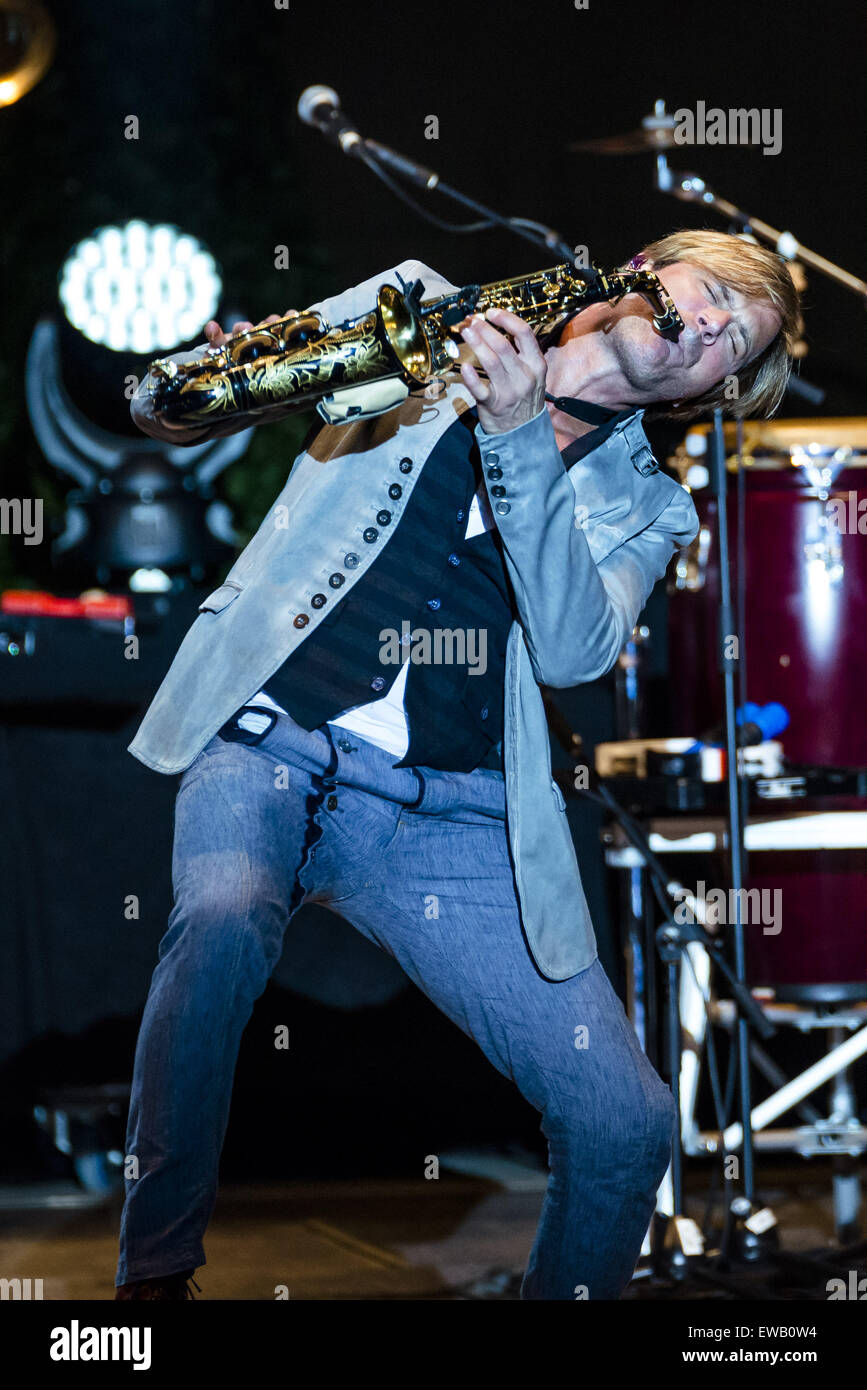 Stage spotlight saxophone hi-res stock photography and images - Alamy