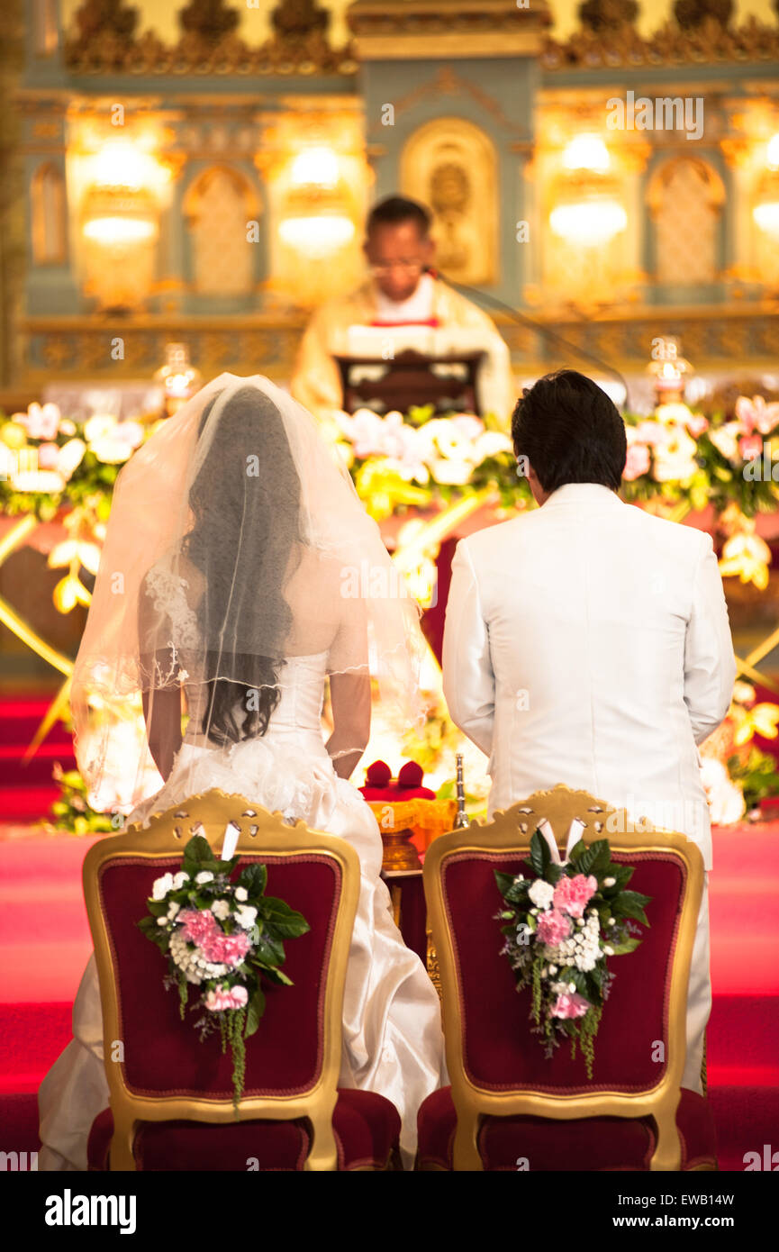Bride and groom at the church a wedding ceremony Stock Photo - Alamy