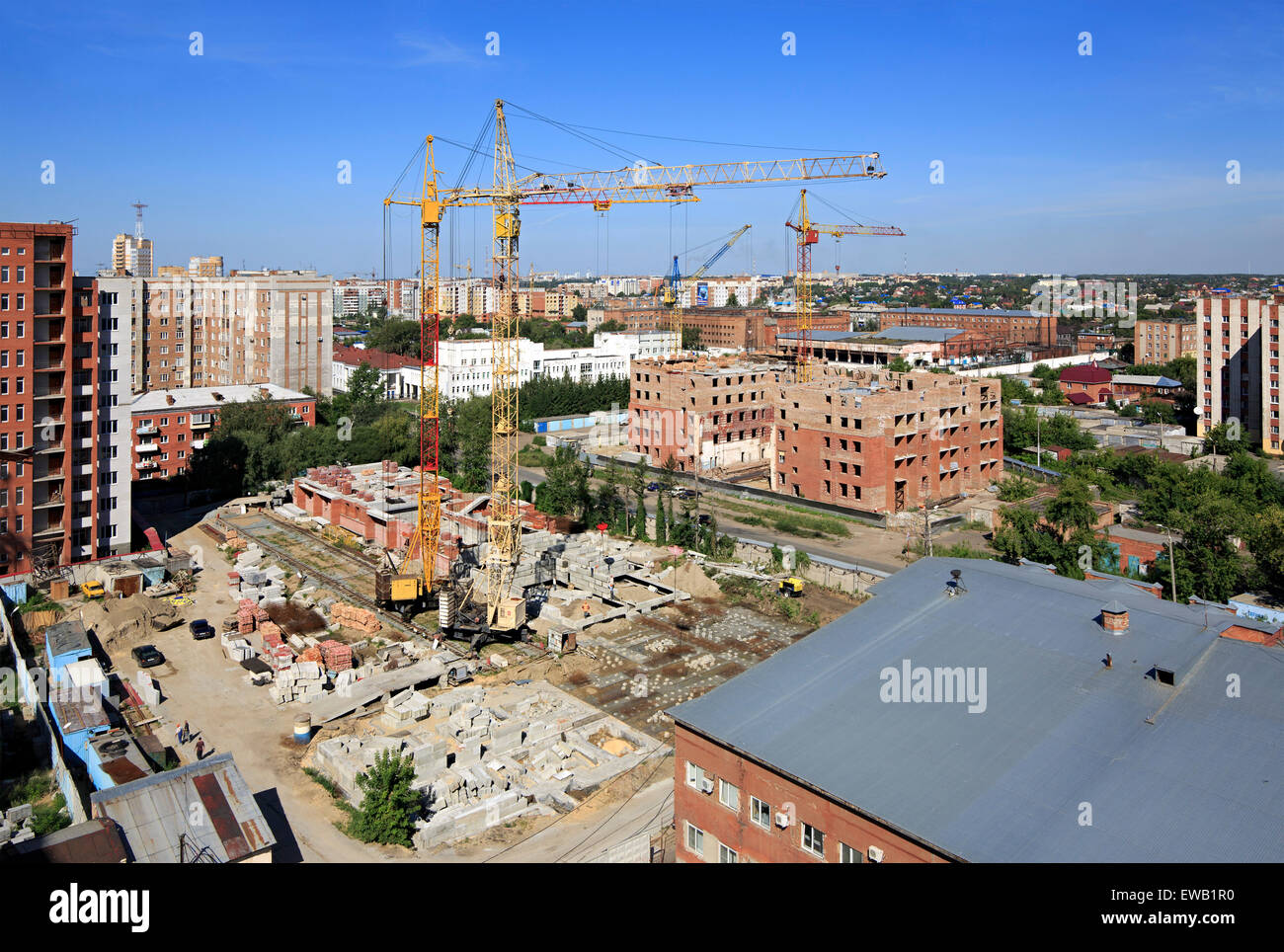Construction of high-rise apartment brick building Stock Photo - Alamy