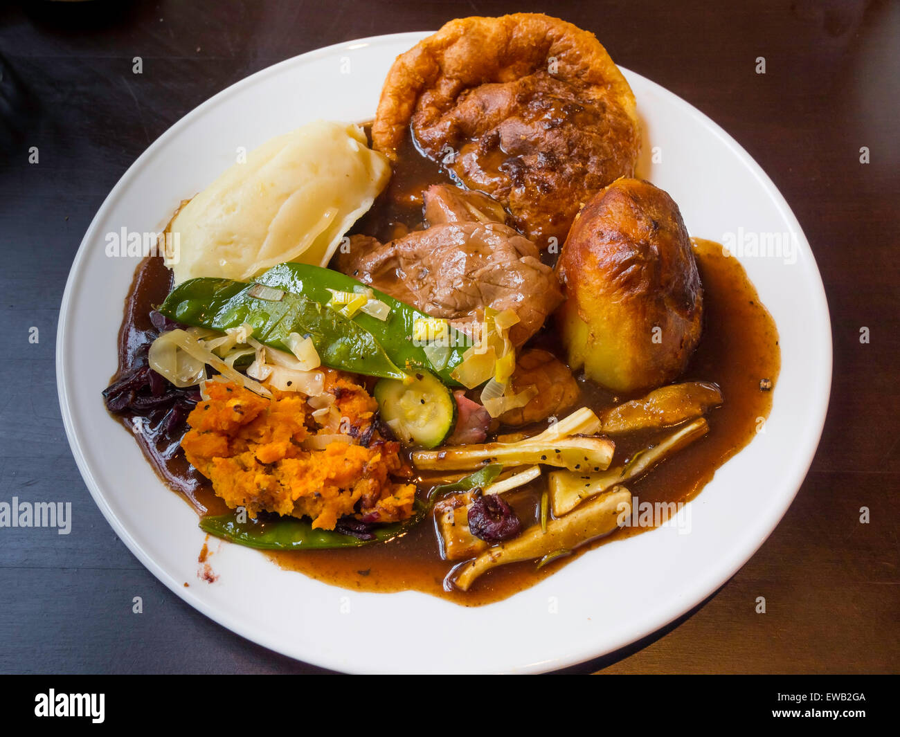 Roast beef sunday lunch hi-res stock photography and images - Alamy
