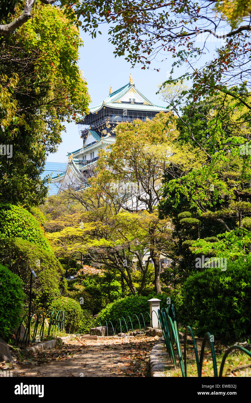 The main keep at Osaka castle on a sunny day in the springtime. Clear ...