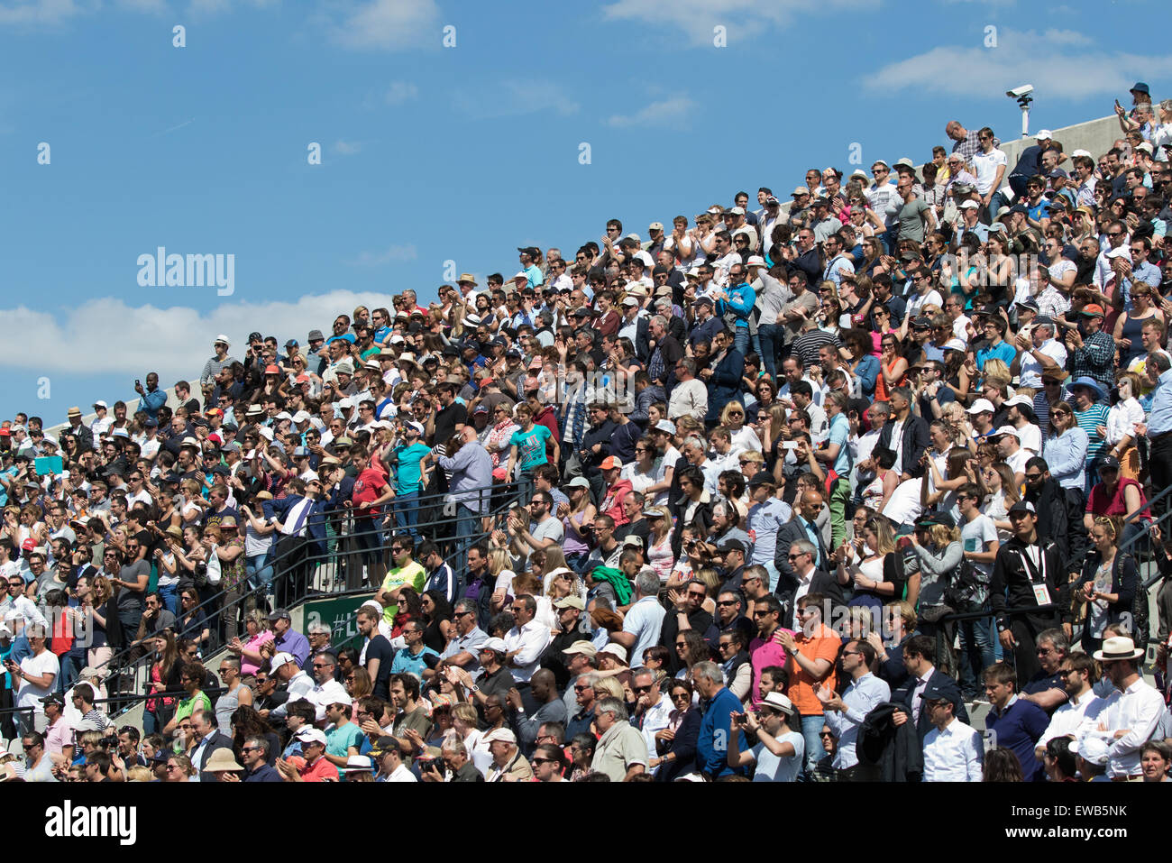 Stadium filled with spectators hi-res stock photography and images - Alamy