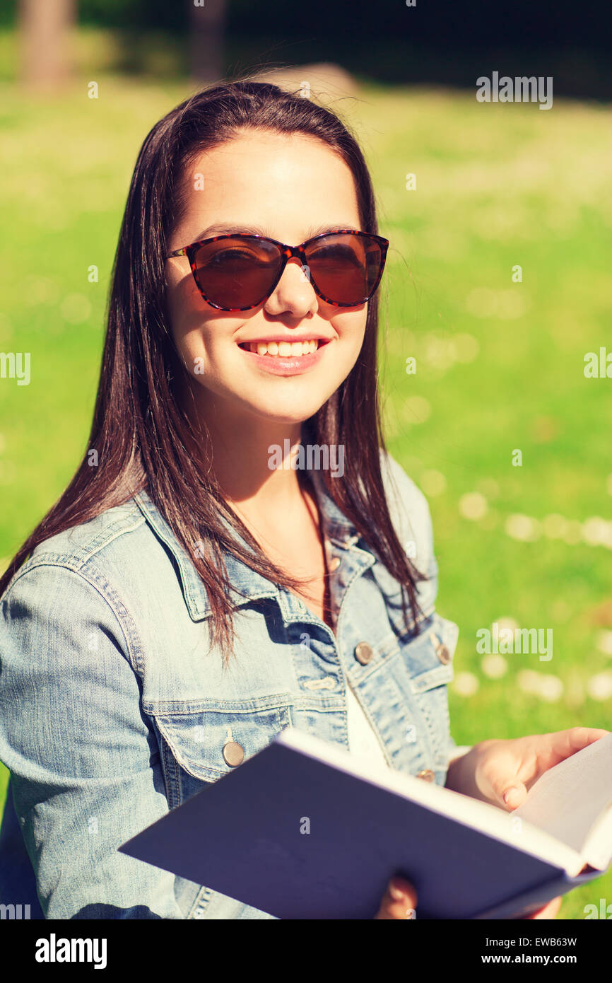 Teen girl smiling reading book hi-res stock photography and images - Alamy