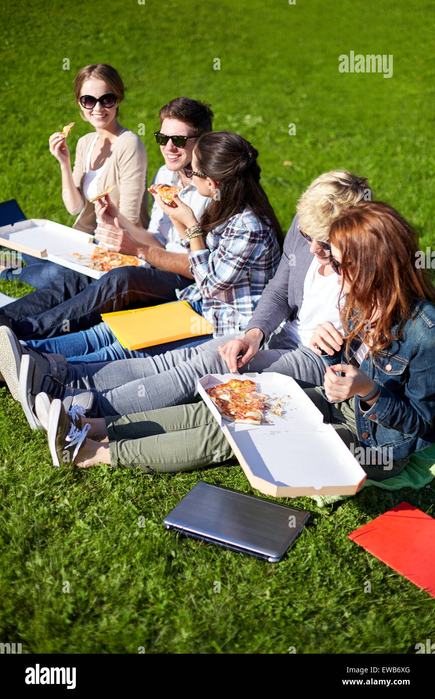 University students eating outdoors hi-res stock photography and images ...