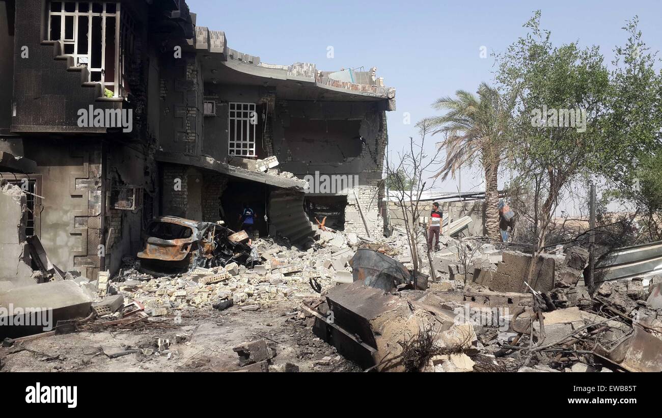 Fallujah, Iraq. 22nd June, 2015. Two men inspects a destroyed building ...