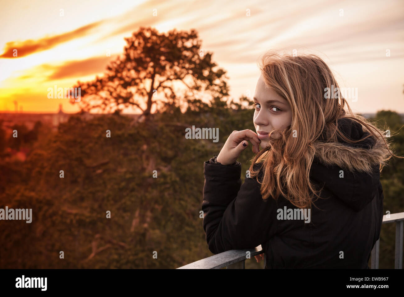 Portrait girl serious sunlight hi-res stock photography and images - Alamy
