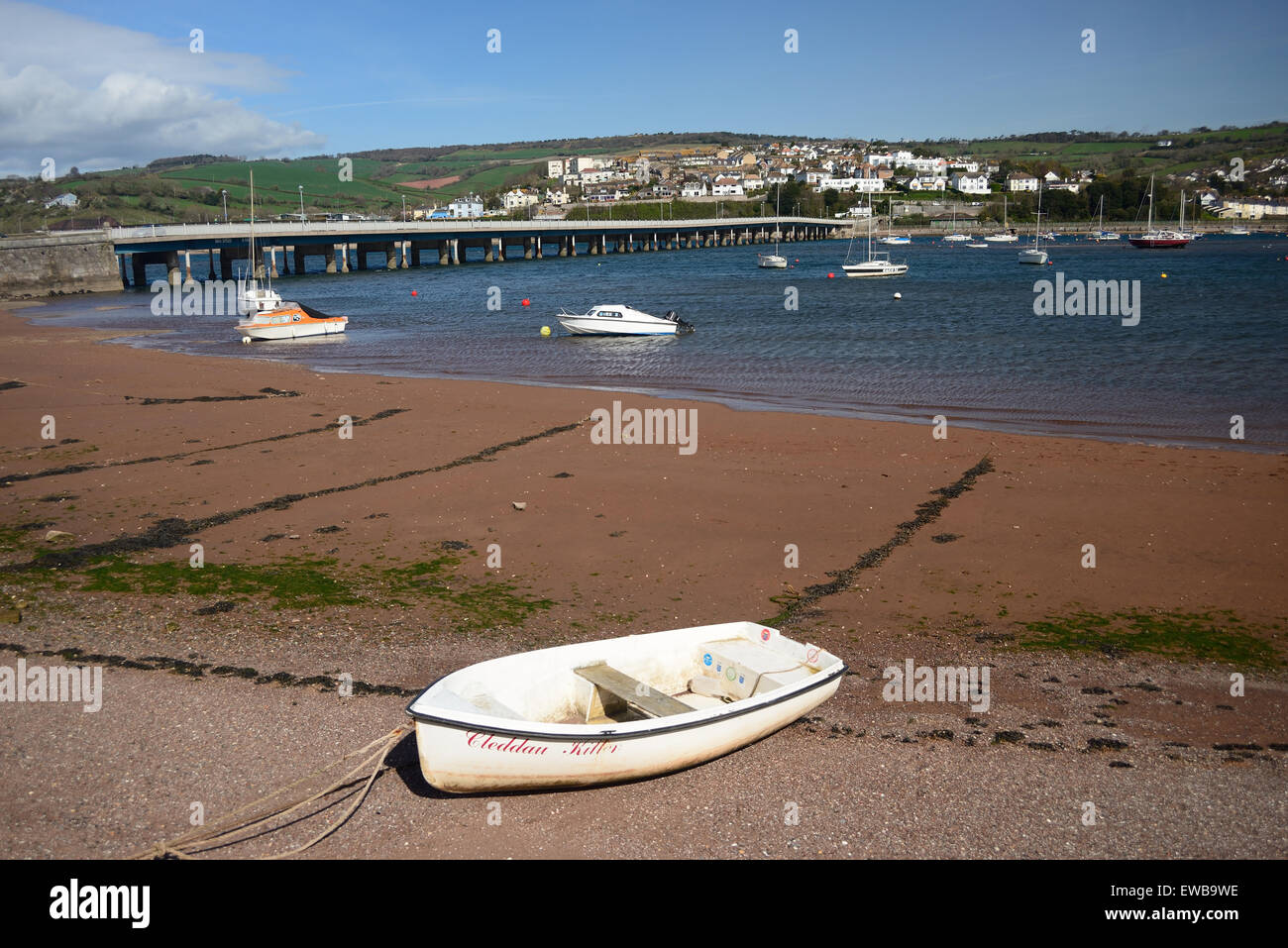 Boat on the beach at Shaldon beside the river Teign bridge Stock Photo ...